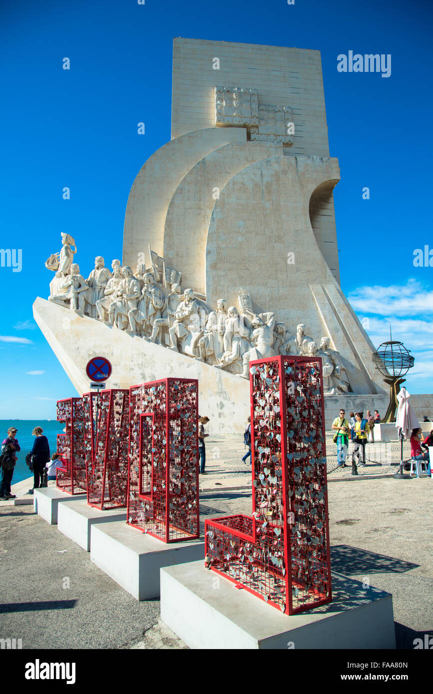 monument descobrimentos and love statue at lisbao portugal Stock Photo ...