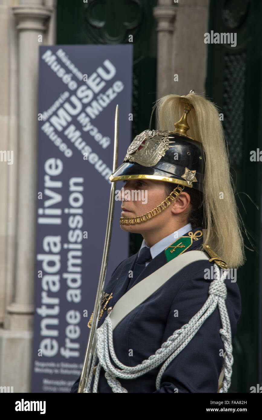 Security guard museum hi-res stock photography and images - Alamy