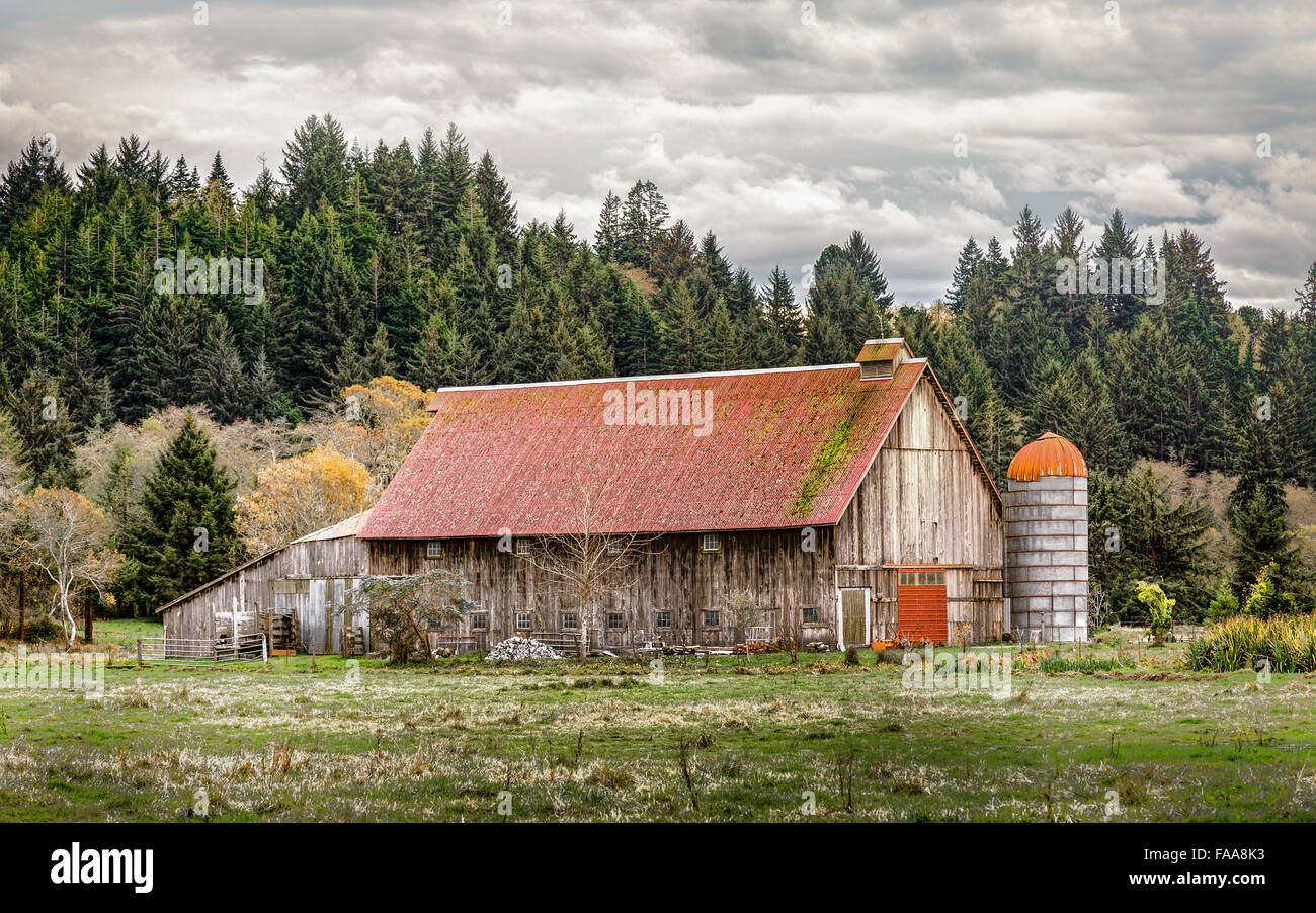 Old barn in northern california hi-res stock photography and images - Alamy