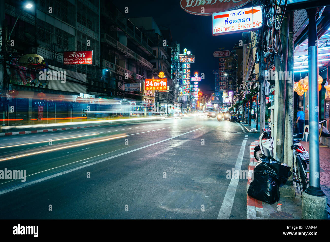 Bangkok road signs hi-res stock photography and images - Alamy