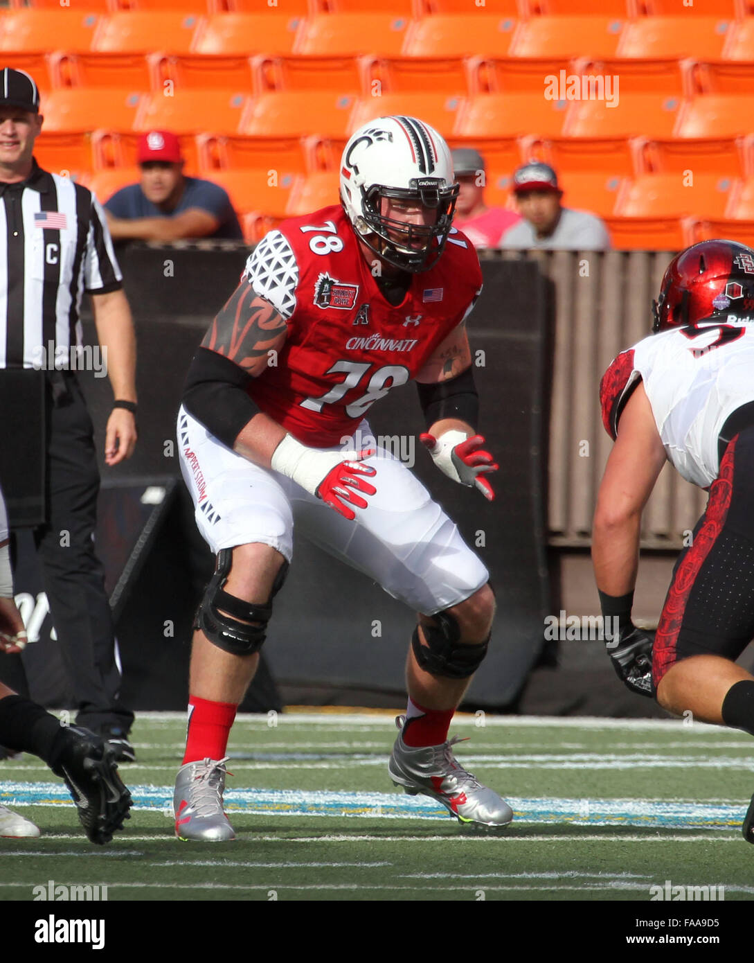 Honolulu, HI, USA. 24th Dec, 2015. Cincinnati Bearcats offensive ...