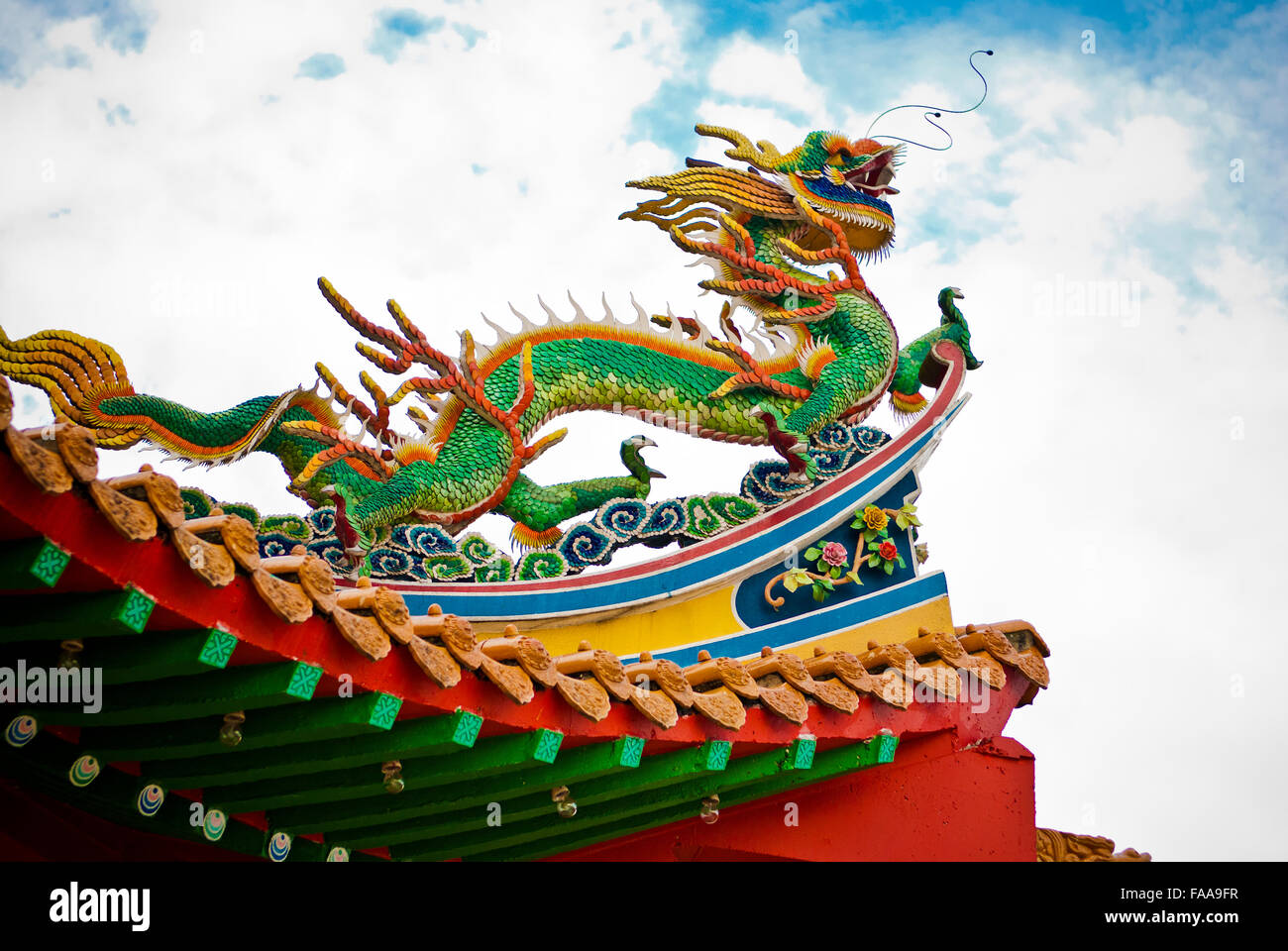 Dragon on top of temple roof - Traditional Chinese temple roof top ...