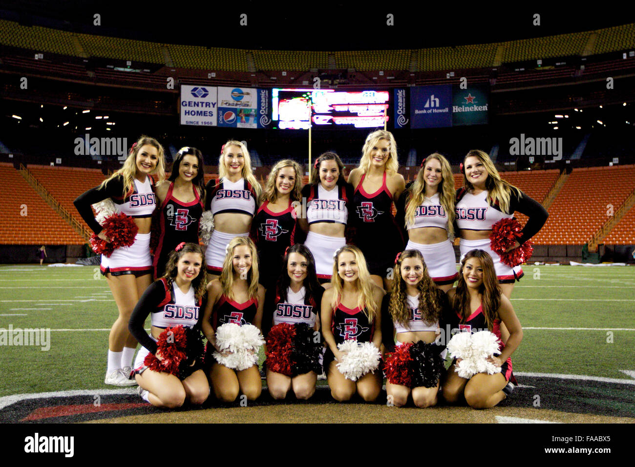 Cincinnati bearcats cheerleaders hi-res stock photography and images ...