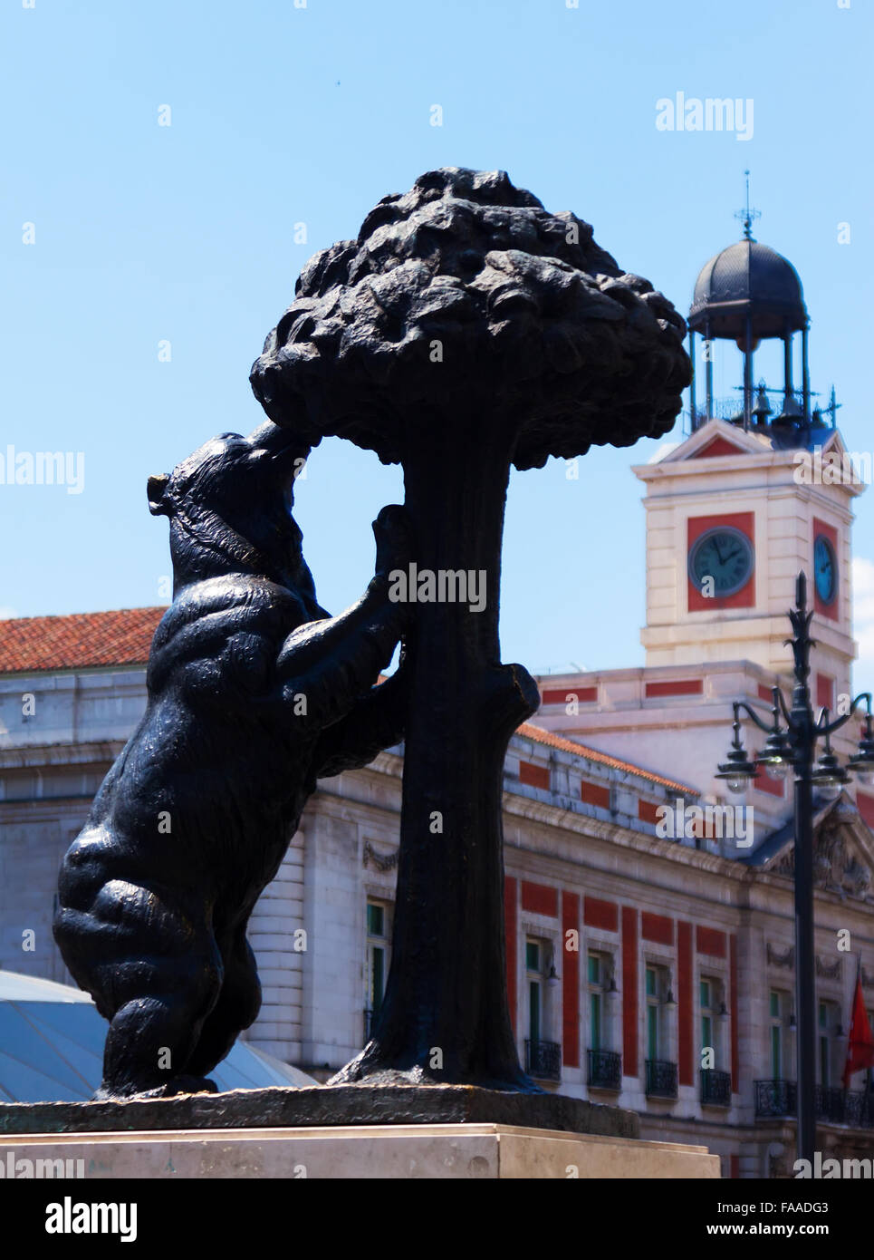 Bear and Madrono Tree at Puerta del Sol. Madrid, Spain Stock Photo - Alamy