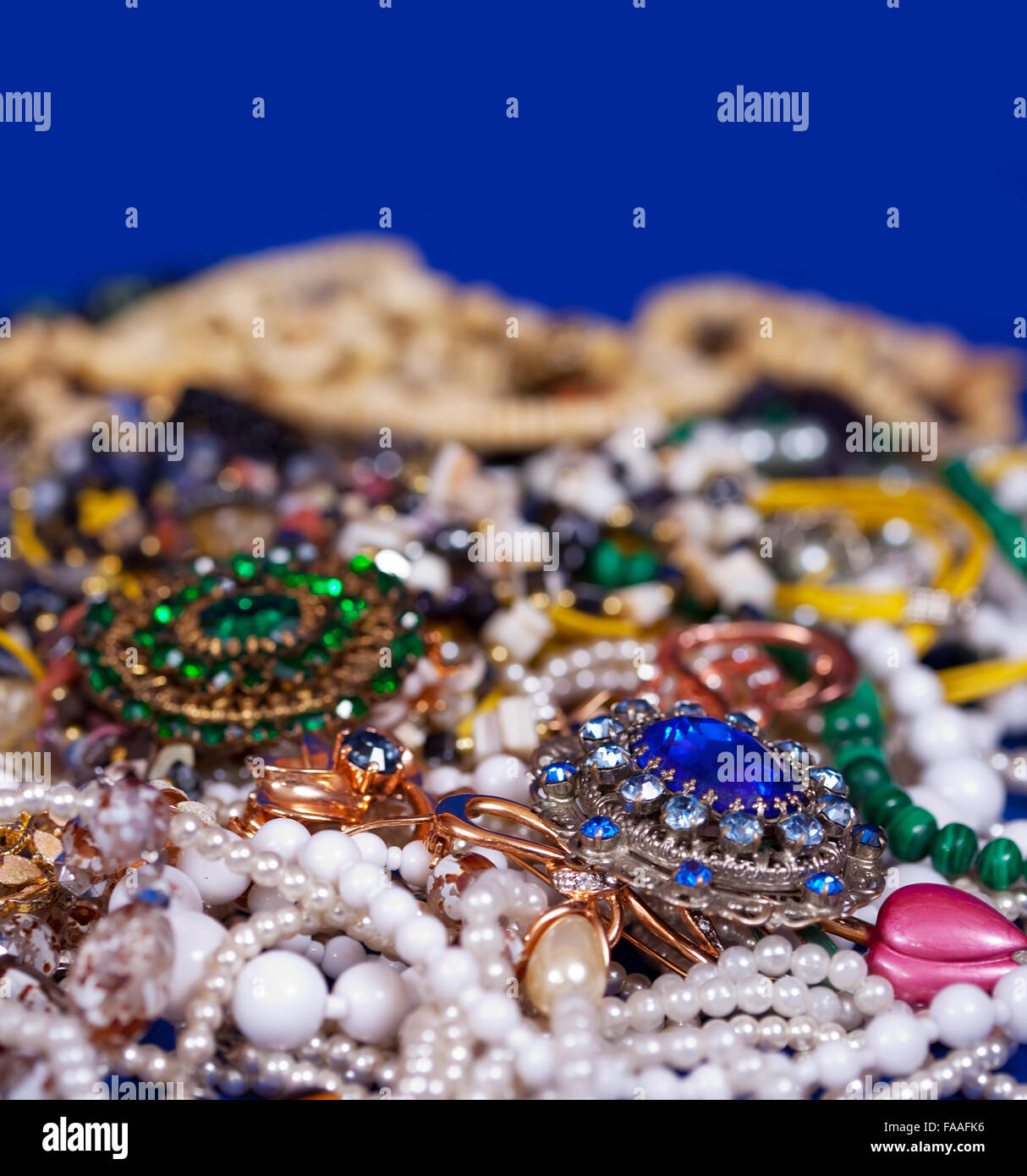 Silver jewellery pile hi-res stock photography and images - Alamy