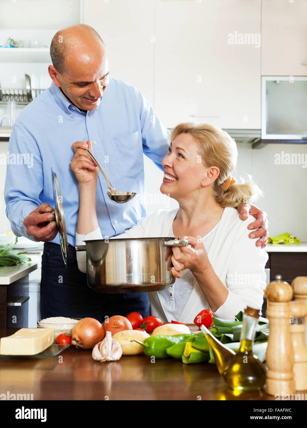 Married couple cooks together hi-res stock photography and images - Alamy