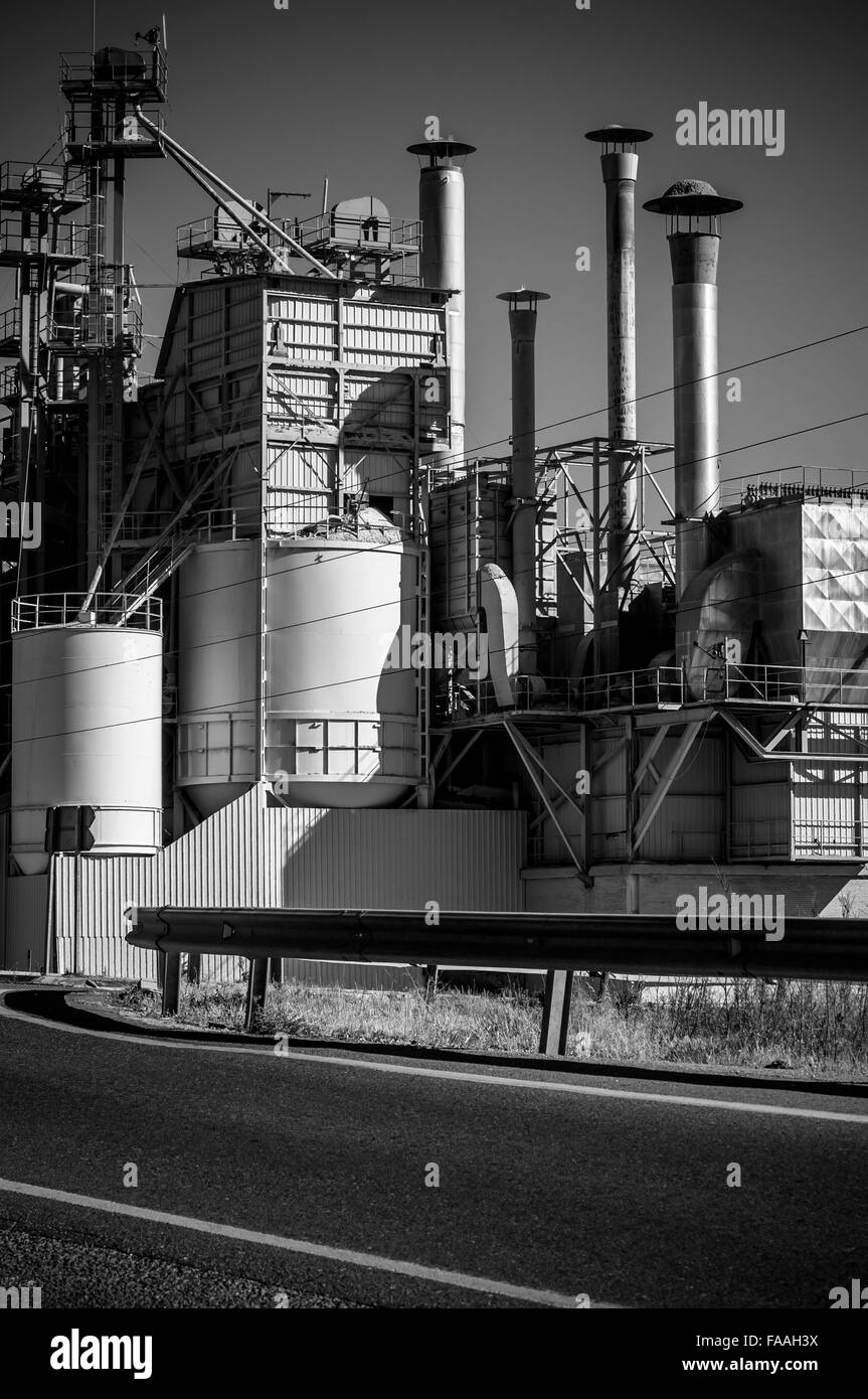 Refinery structure, pipelines and towers, heavy industry overview Stock ...