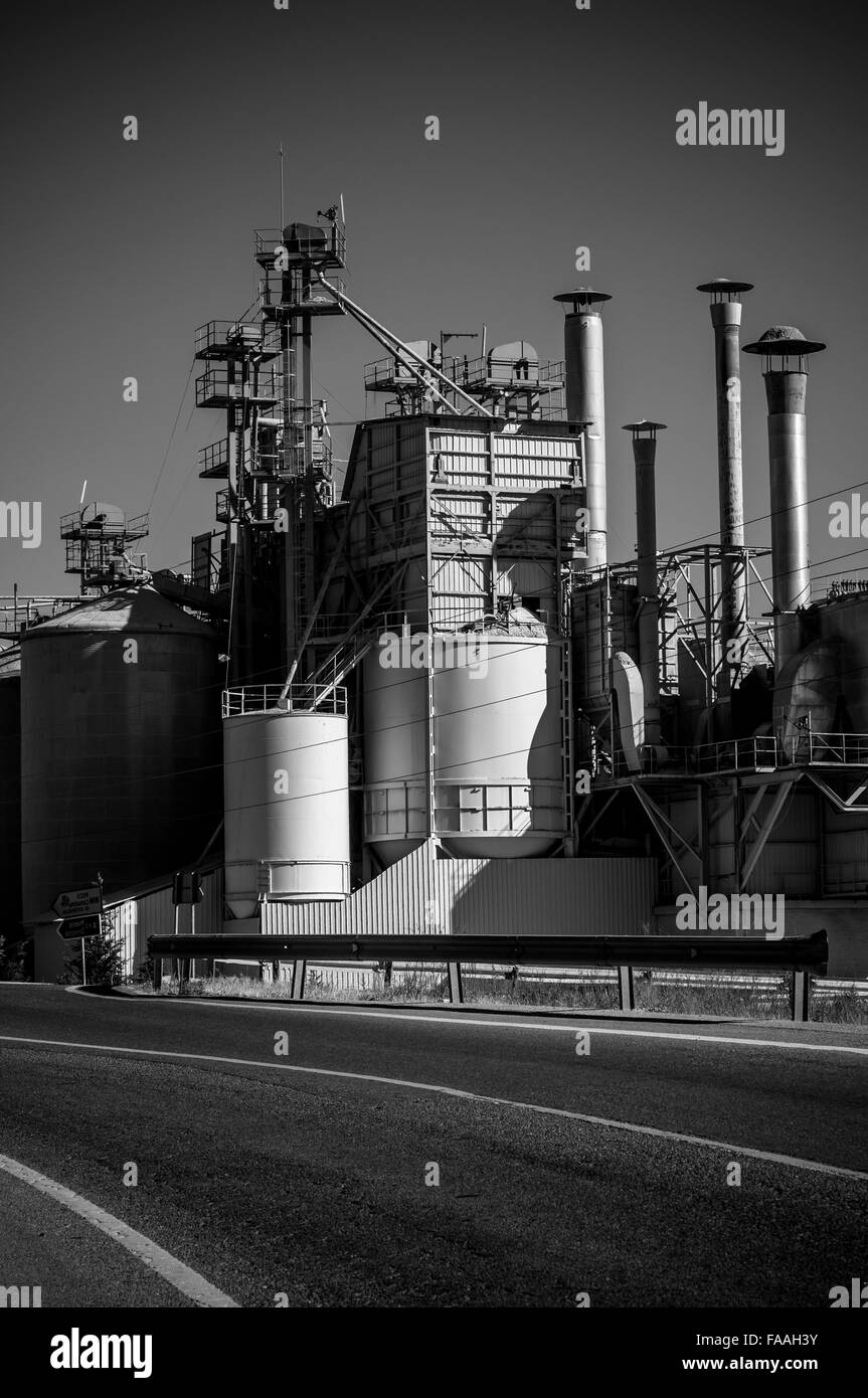 Refinery structure, pipelines and towers, heavy industry overview Stock ...