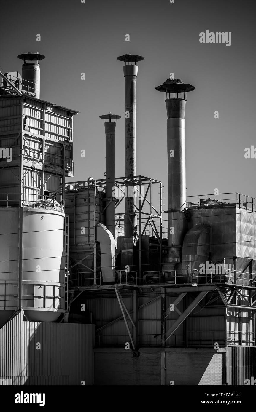 Refinery structure, pipelines and towers, heavy industry overview Stock ...