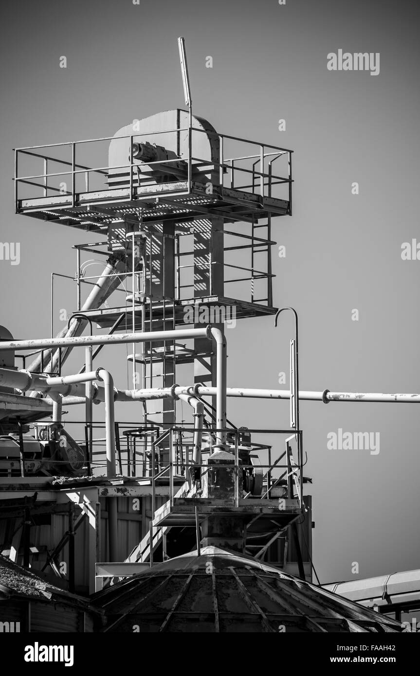 Refinery structure, pipelines and towers, heavy industry overview Stock ...