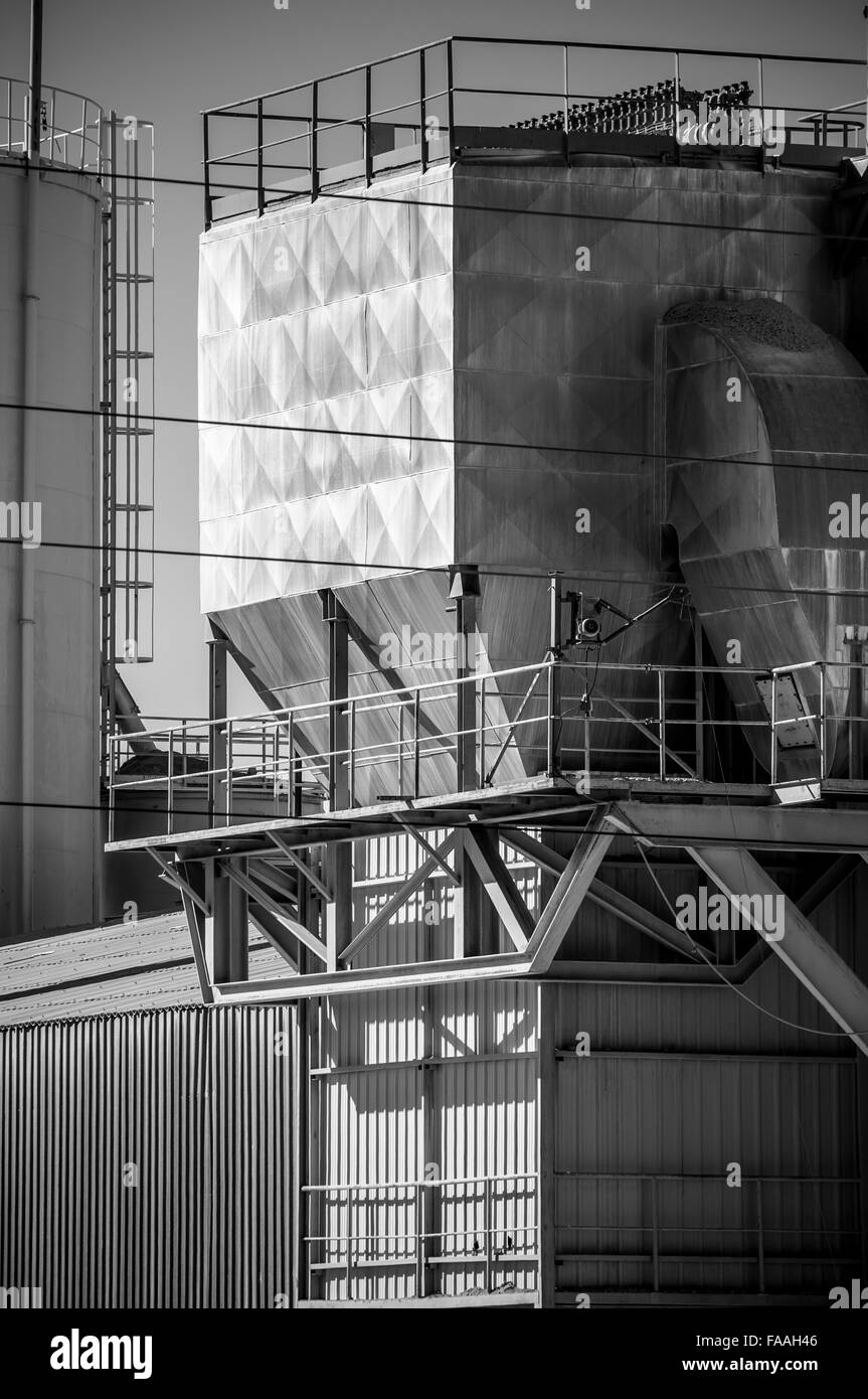 Refinery structure, pipelines and towers, heavy industry overview Stock ...