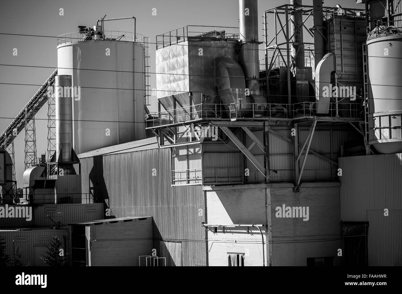 Refinery structure, pipelines and towers, heavy industry overview Stock ...