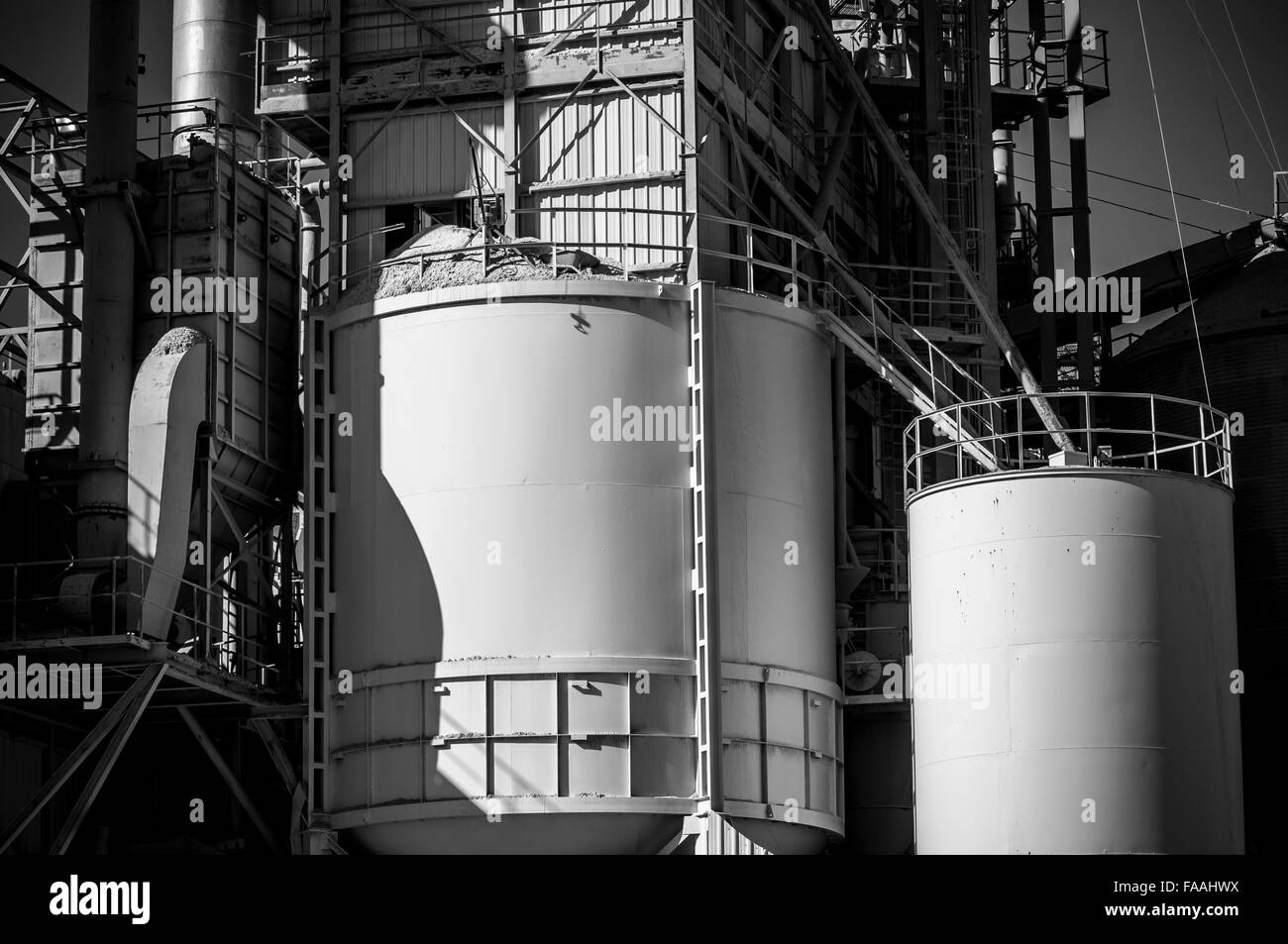 Refinery structure, pipelines and towers, heavy industry overview Stock ...