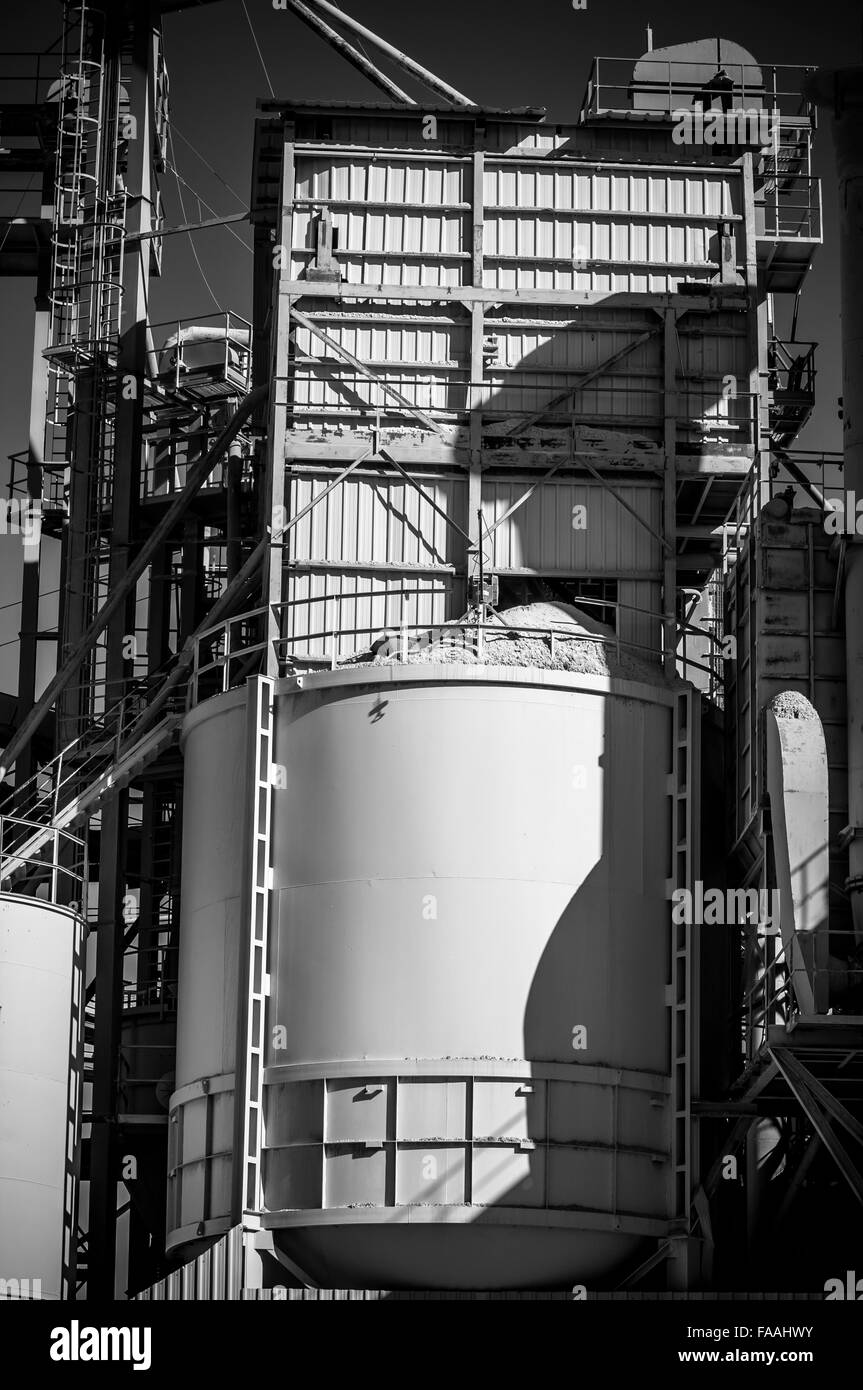 Refinery structure, pipelines and towers, heavy industry overview Stock ...