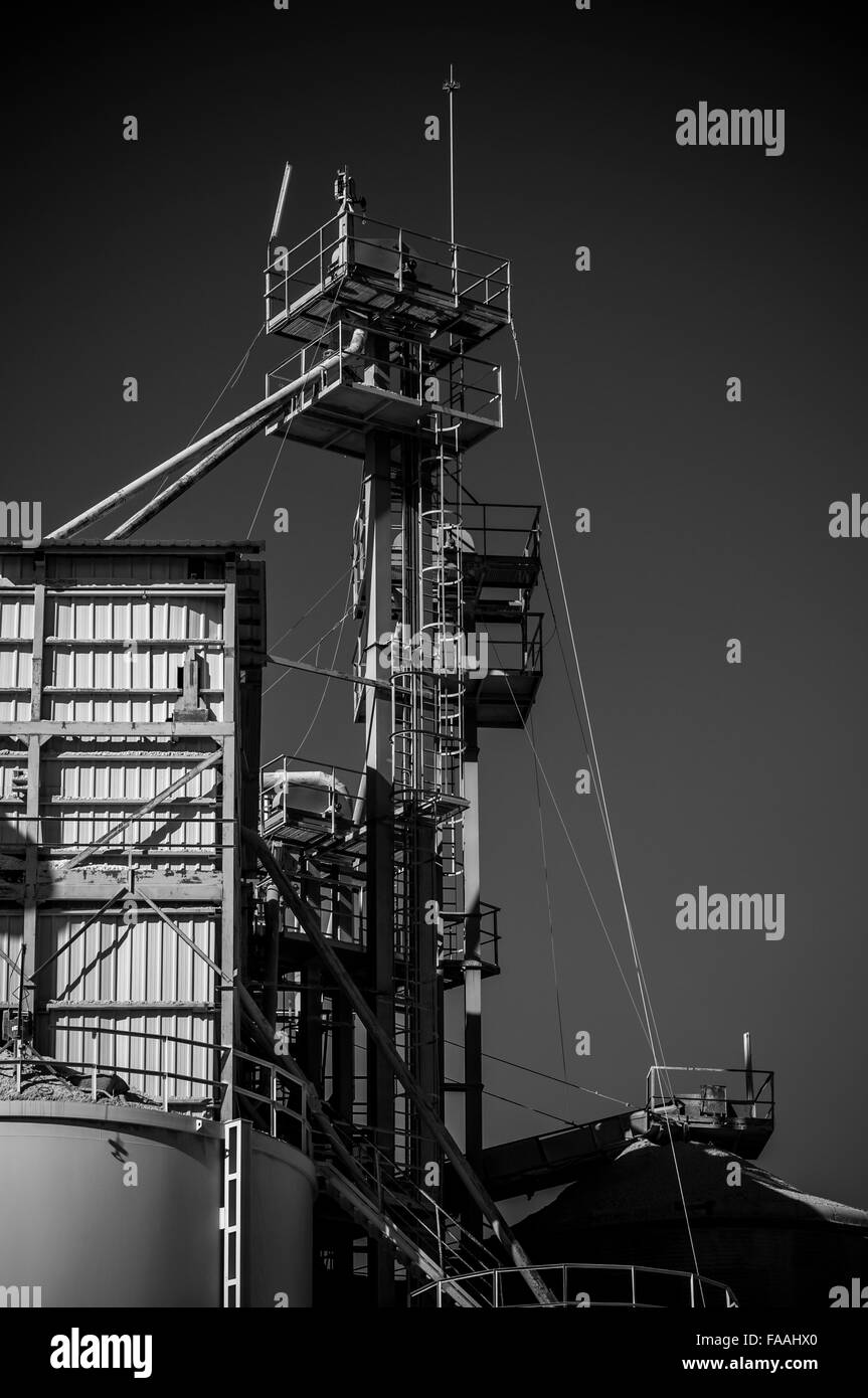 Refinery structure, pipelines and towers, heavy industry overview Stock ...