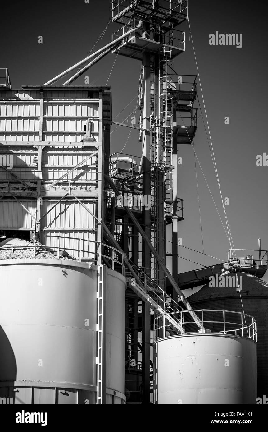 Refinery structure, pipelines and towers, heavy industry overview Stock ...