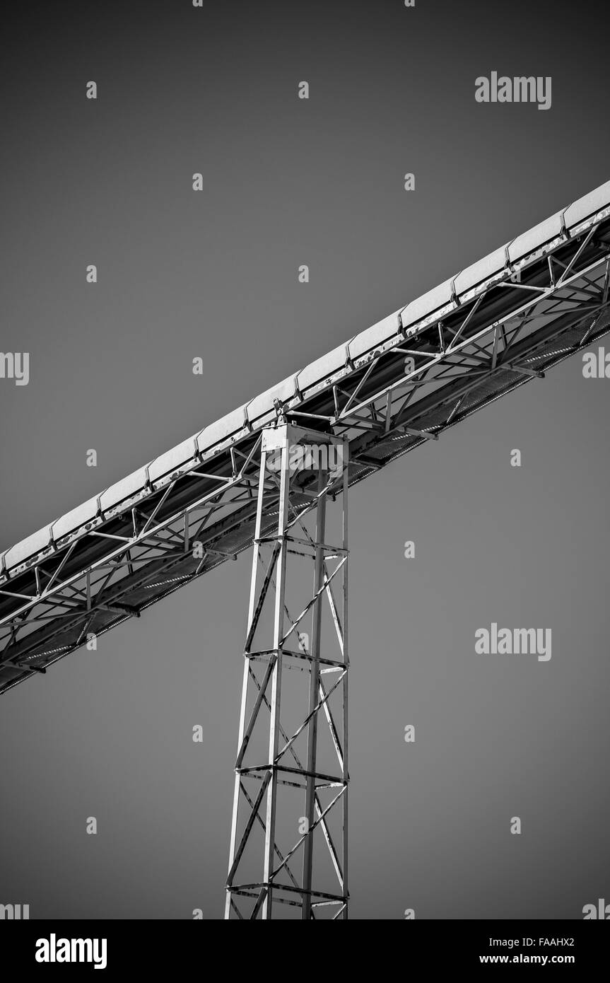 Refinery structure, pipelines and towers, heavy industry overview Stock ...