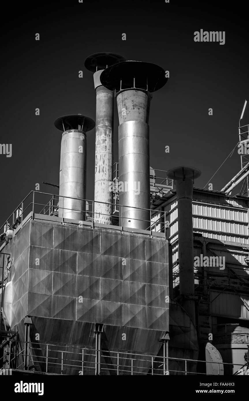 Refinery structure, pipelines and towers, heavy industry overview Stock ...