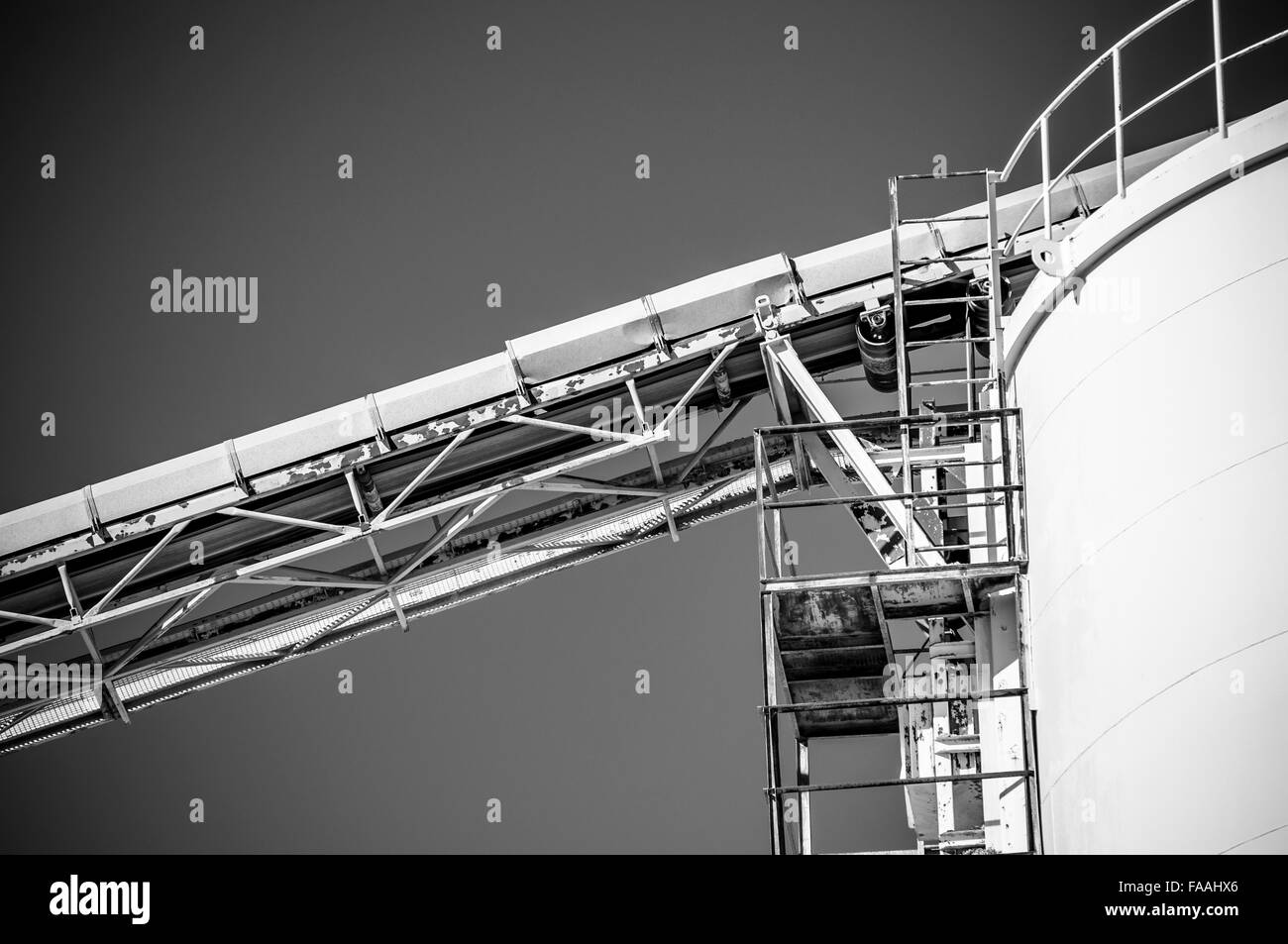 Refinery structure, pipelines and towers, heavy industry overview Stock ...