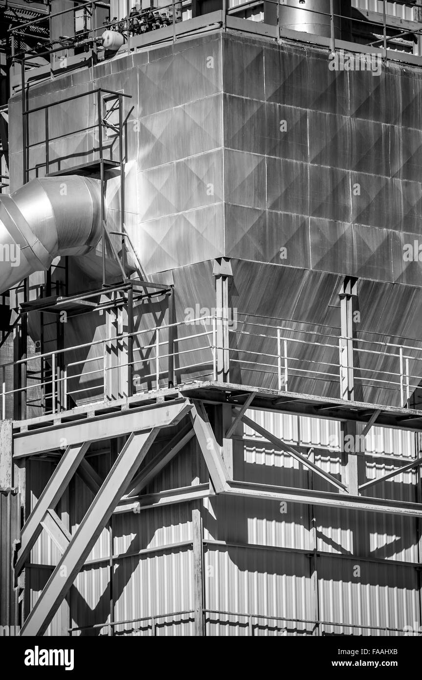 Refinery structure, pipelines and towers, heavy industry overview Stock ...