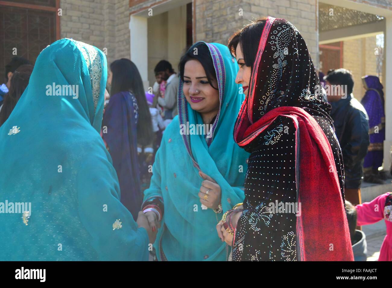 Quetta, Pakistan. 25th Dec, 2015. Christian girls are Giving Christmas ...