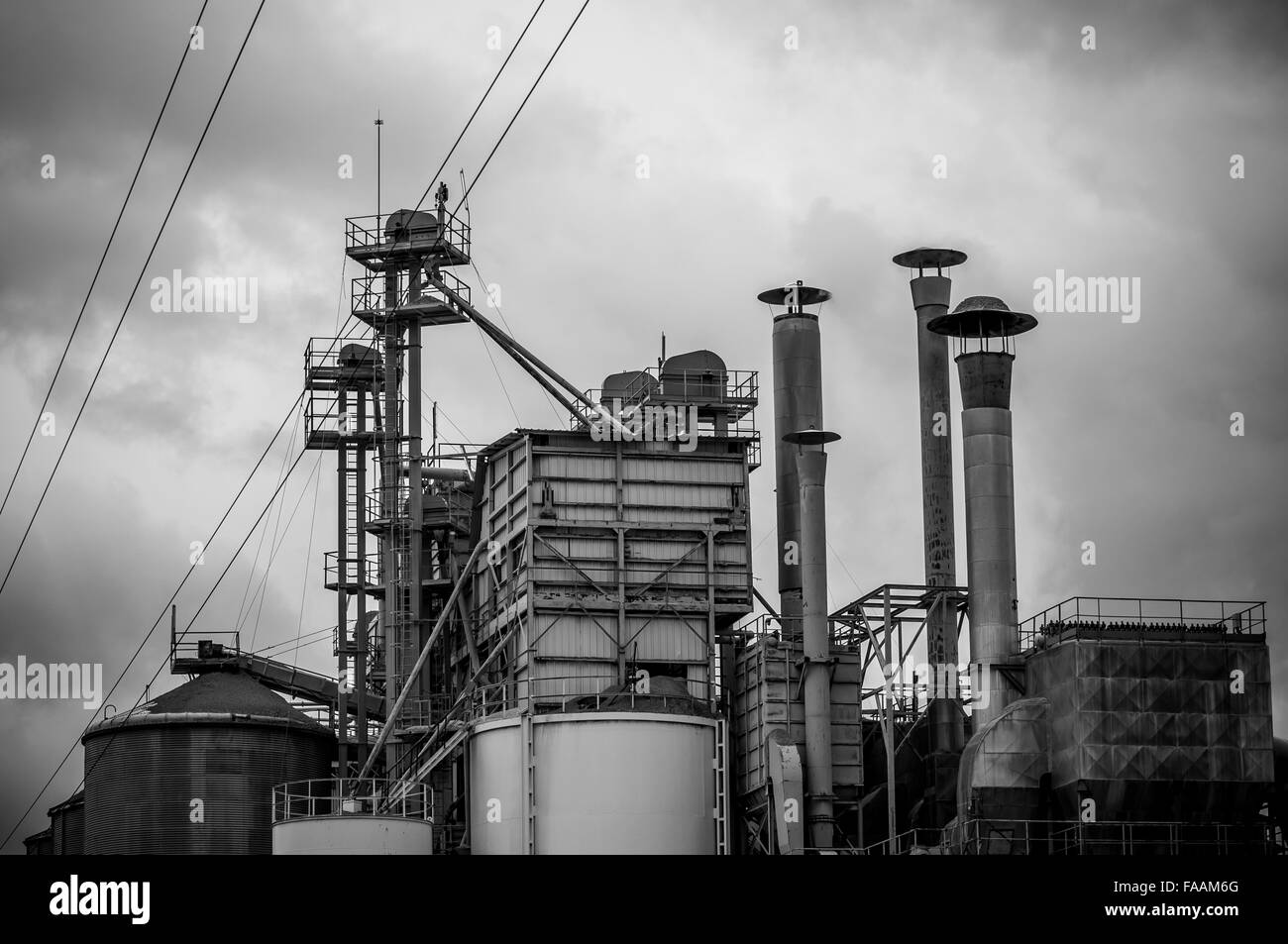 Refinery structure, pipelines and towers, heavy industry overview Stock ...