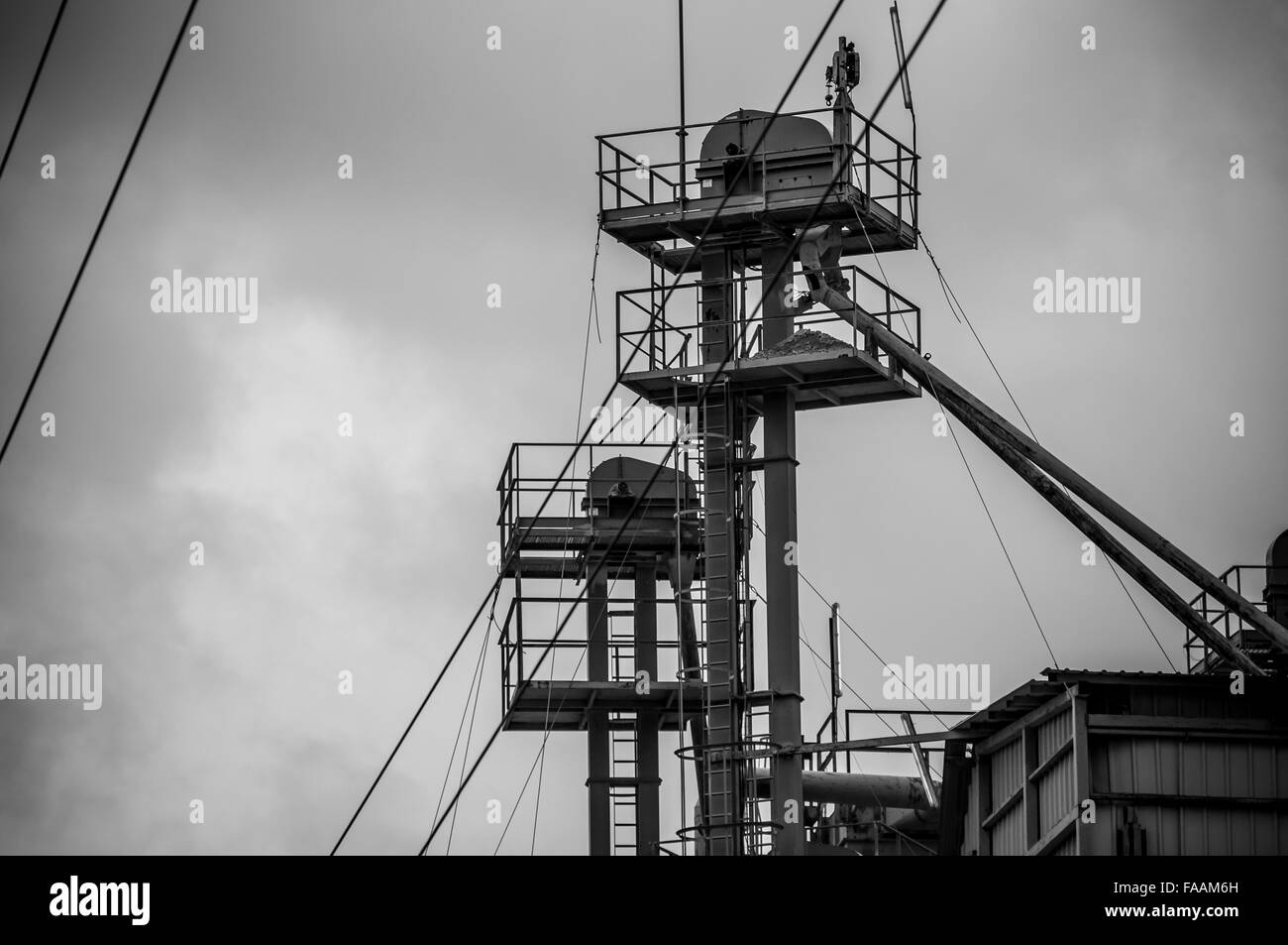 Refinery structure, pipelines and towers, heavy industry overview Stock ...