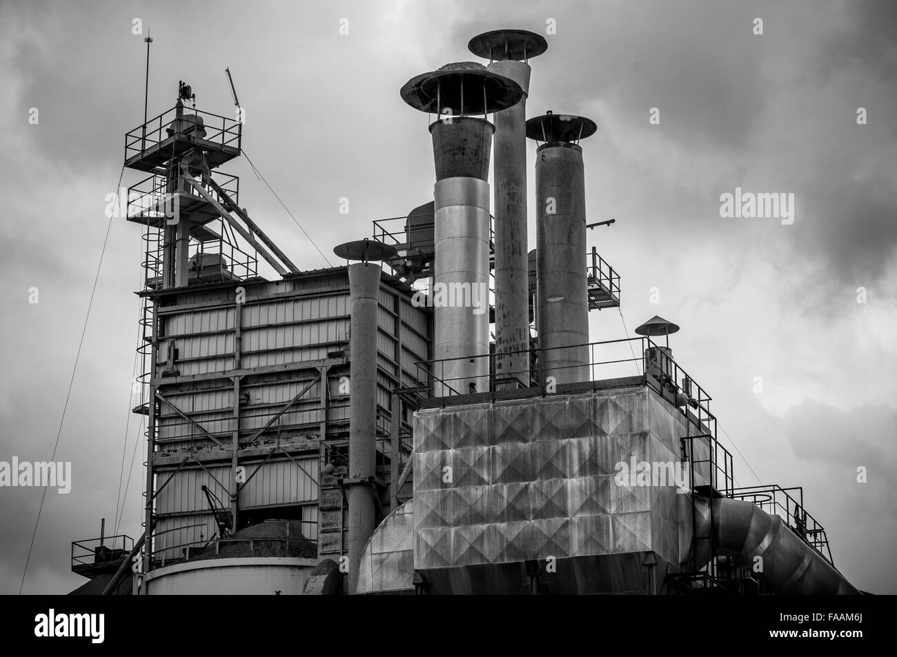 Refinery structure, pipelines and towers, heavy industry overview Stock ...