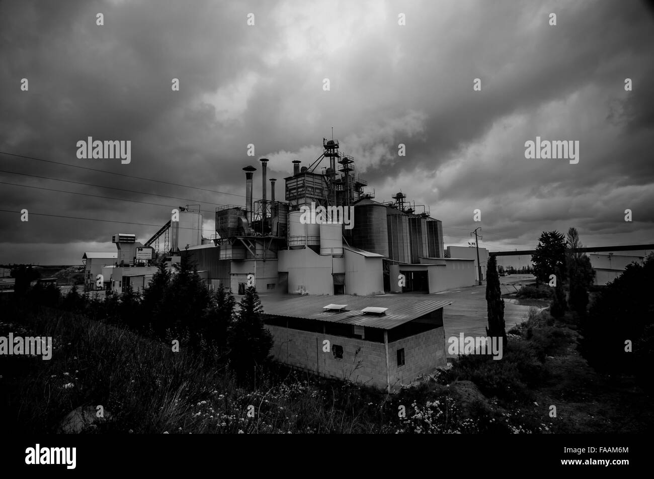 Refinery structure, pipelines and towers, heavy industry overview Stock ...