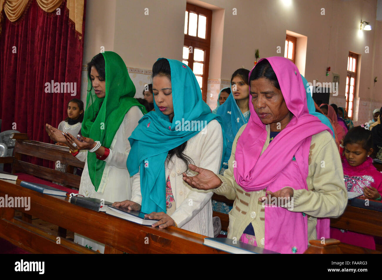 Quetta, Pakistan. 25th Dec, 2015. Pakistani Christians attend a mass at ...