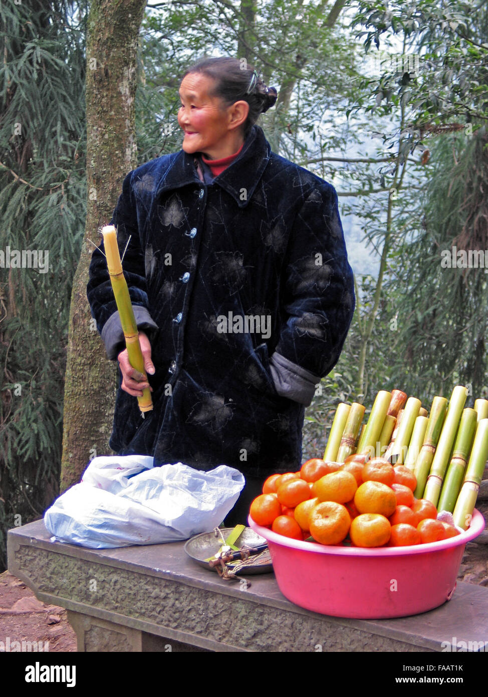 Food stall selling snacks hi-res stock photography and images - Alamy