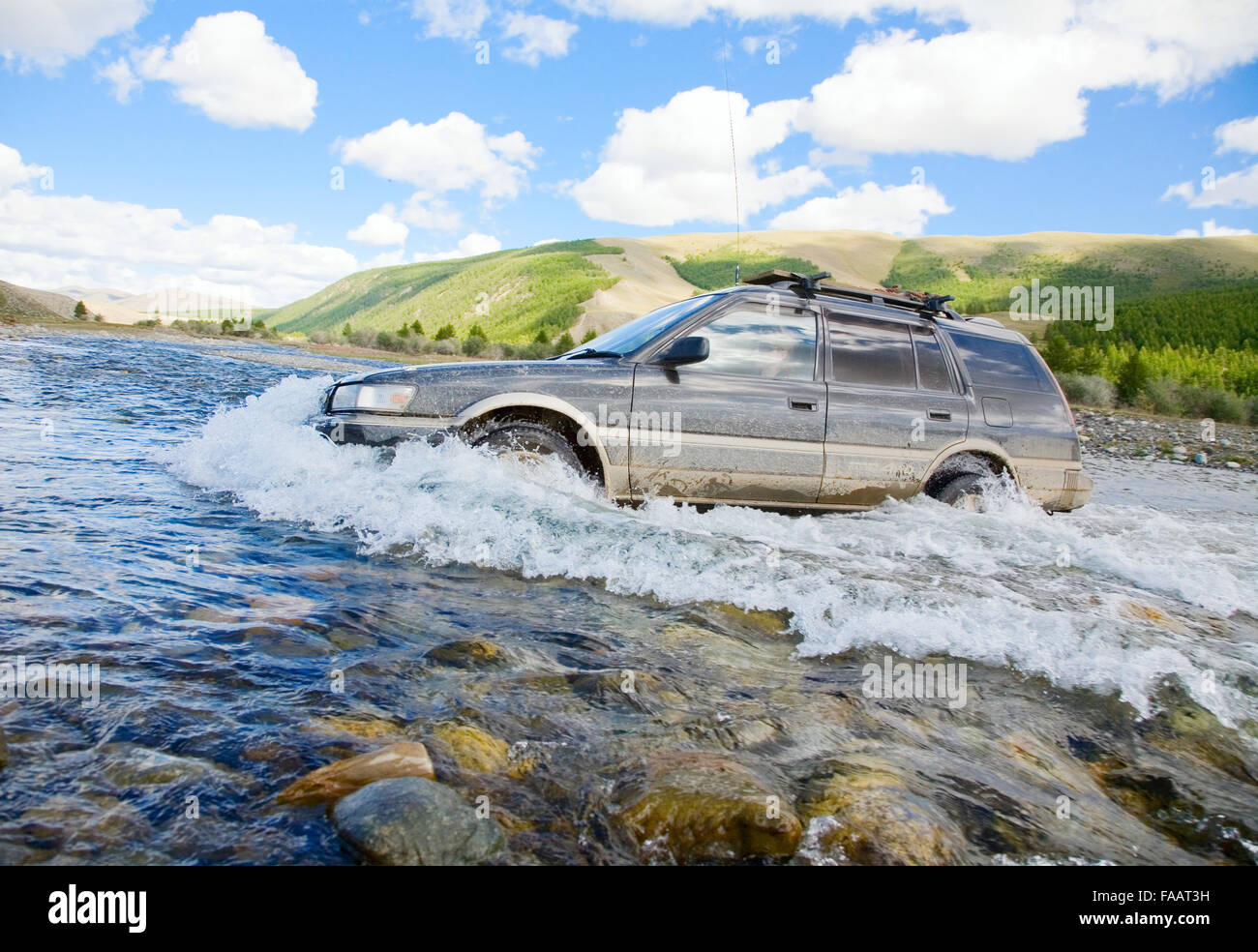 4x4 car driving through river hi-res stock photography and images - Alamy