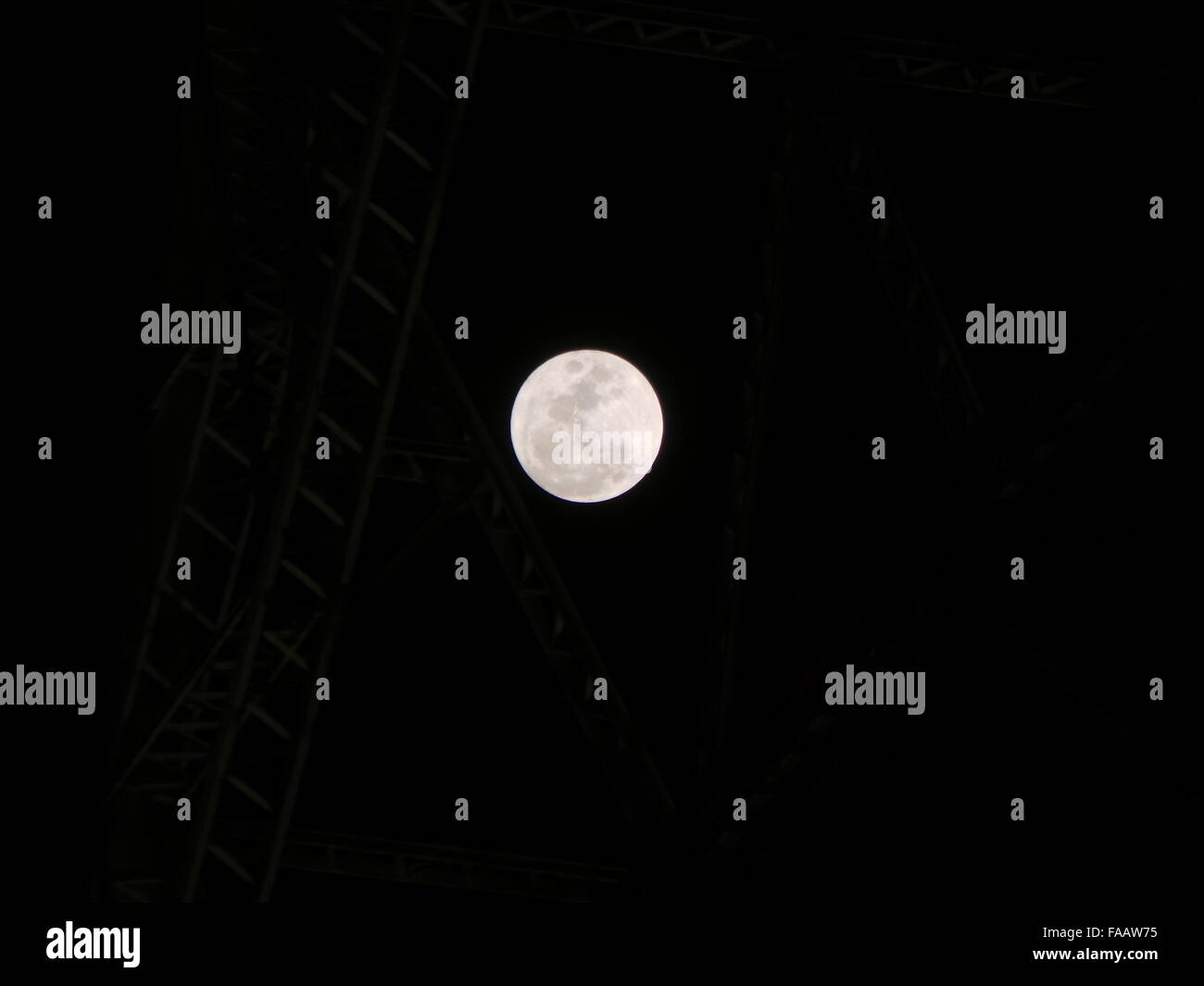 Quezon City, Philippines. 25th Dec, 2015. A bright full moon light up ...