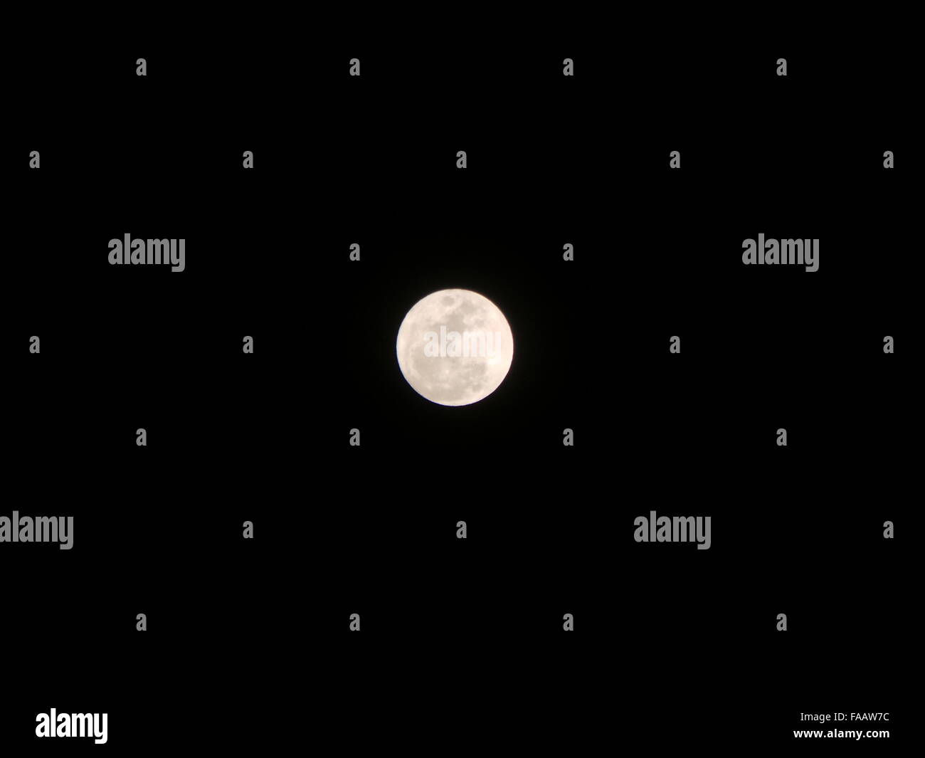 Quezon City, Philippines. 25th Dec, 2015. A bright full moon light up ...
