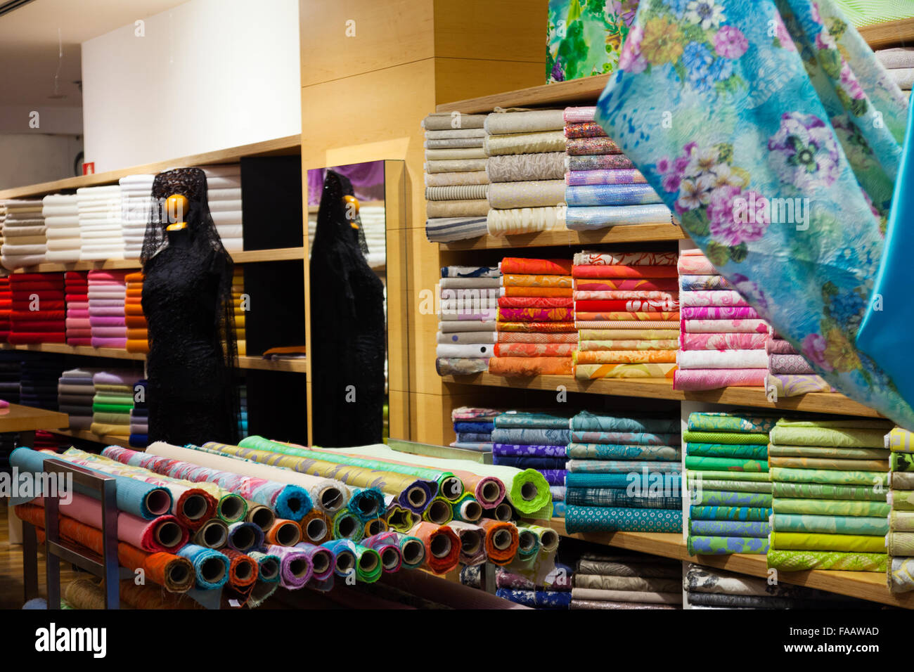 Fabrics for sale hi-res stock photography and images - Alamy
