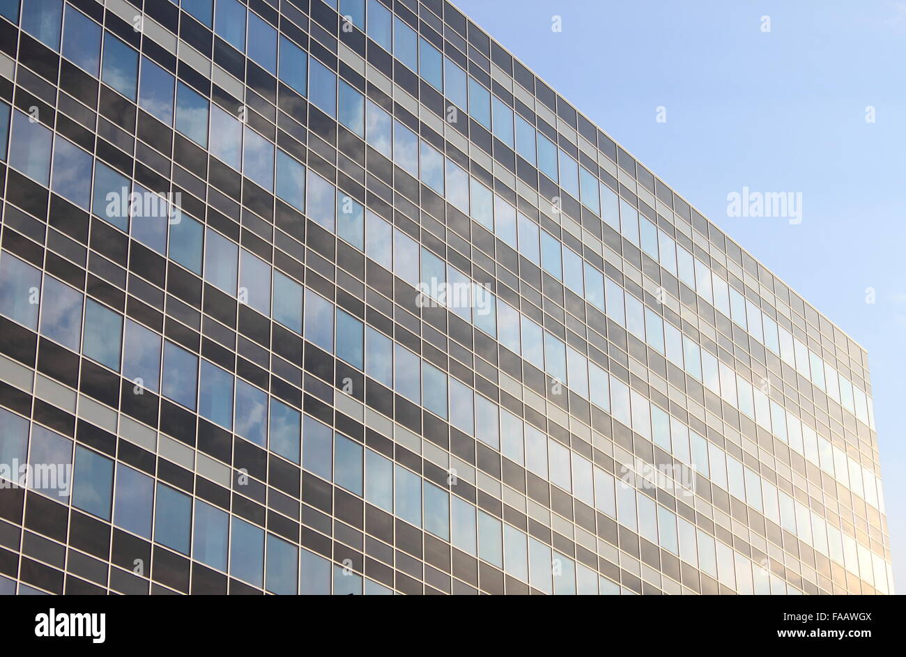 Skyscraper blue sky hi-res stock photography and images - Alamy