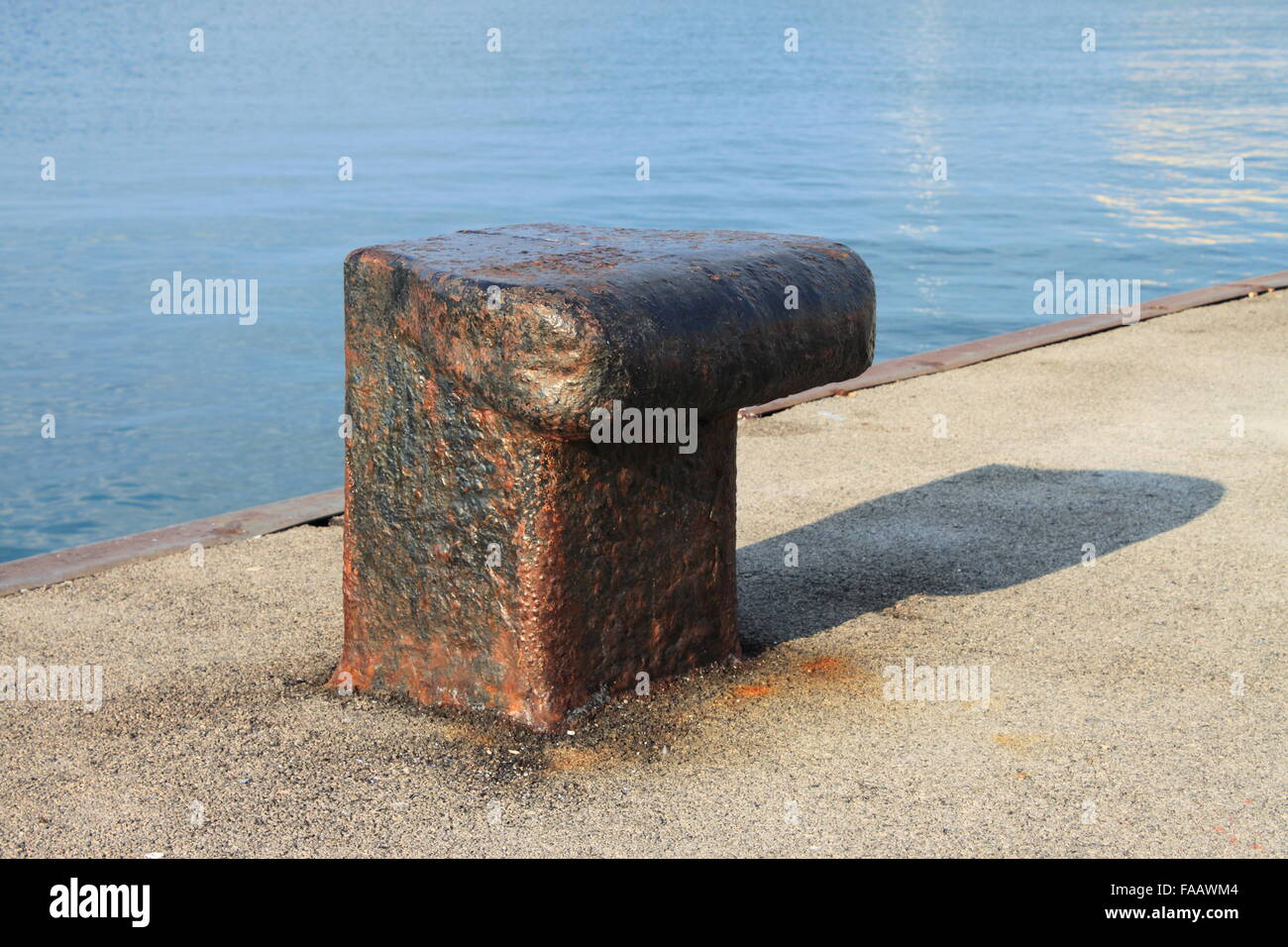 Detailed view of an iron dock cleat in a harbour Stock Photo - Alamy