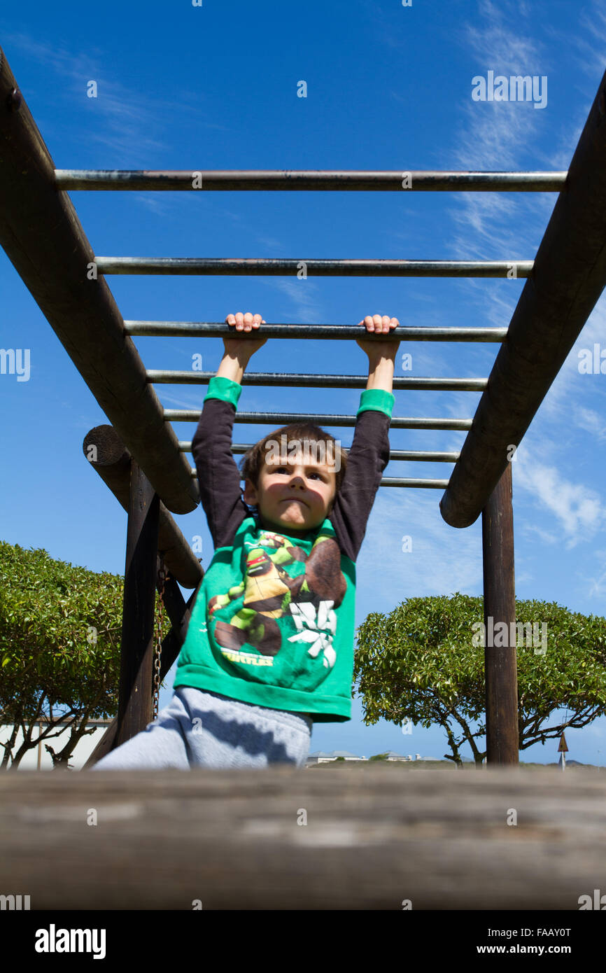 Hanging on jungle gym hi-res stock photography and images - Alamy