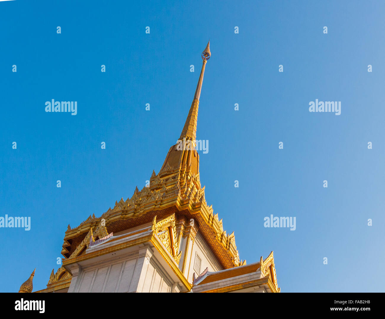 Temple of the Golden Buddha (Wat Traimit) in Bangkok, Thailand Stock ...