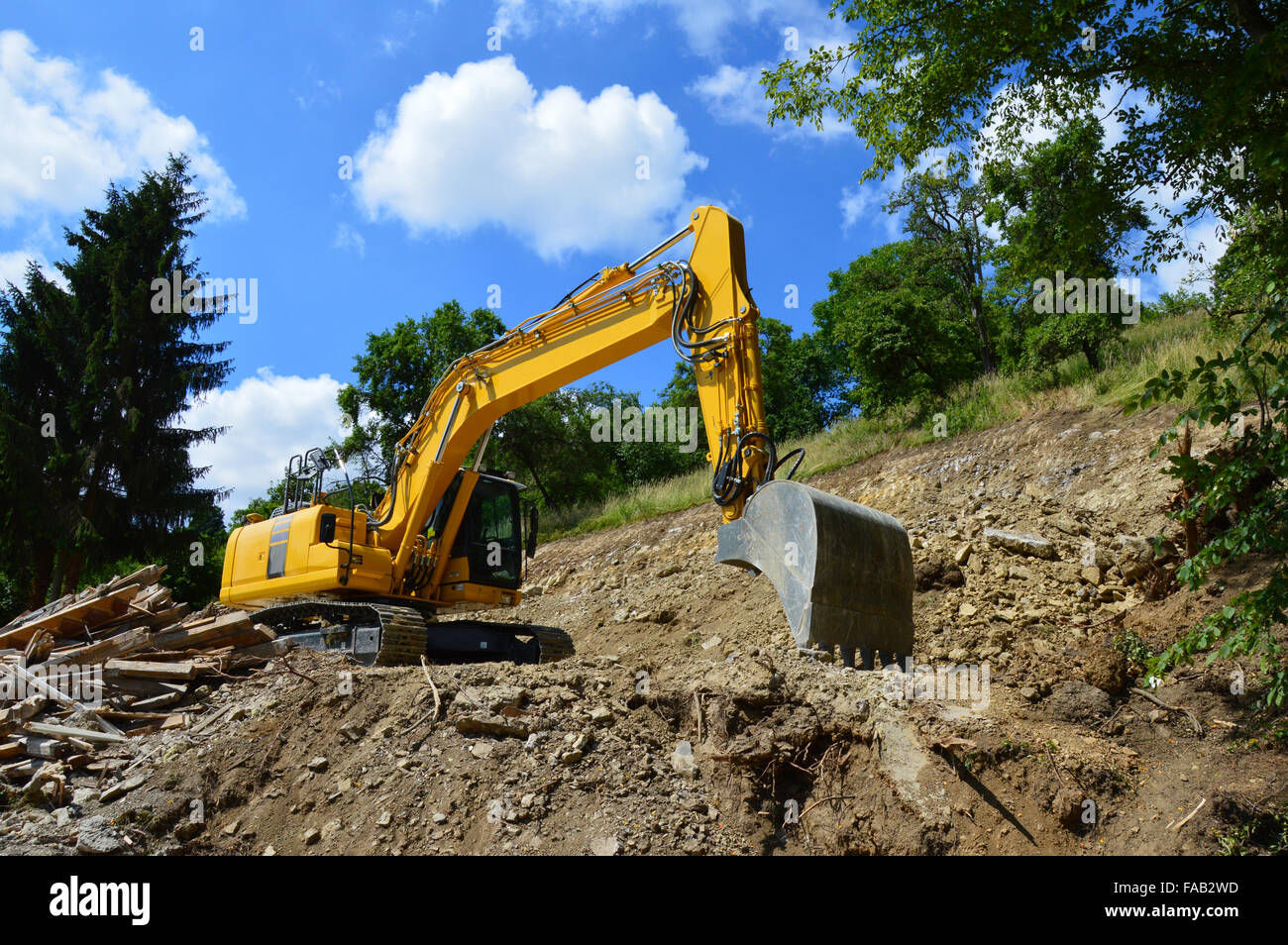 Yellow tracked excavator Stock Photo - Alamy