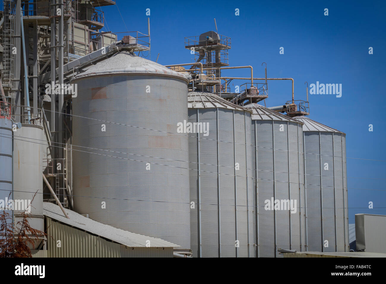 modern industry and refinery, warehouses and industrial tanks Stock ...