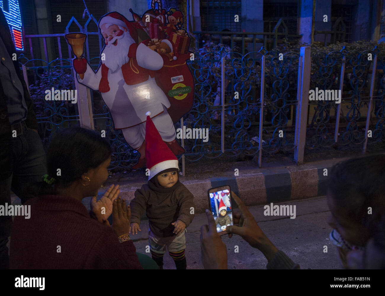 Kolkata, Indian state West Bengal. 25th Dec, 2015. An Indian child ...