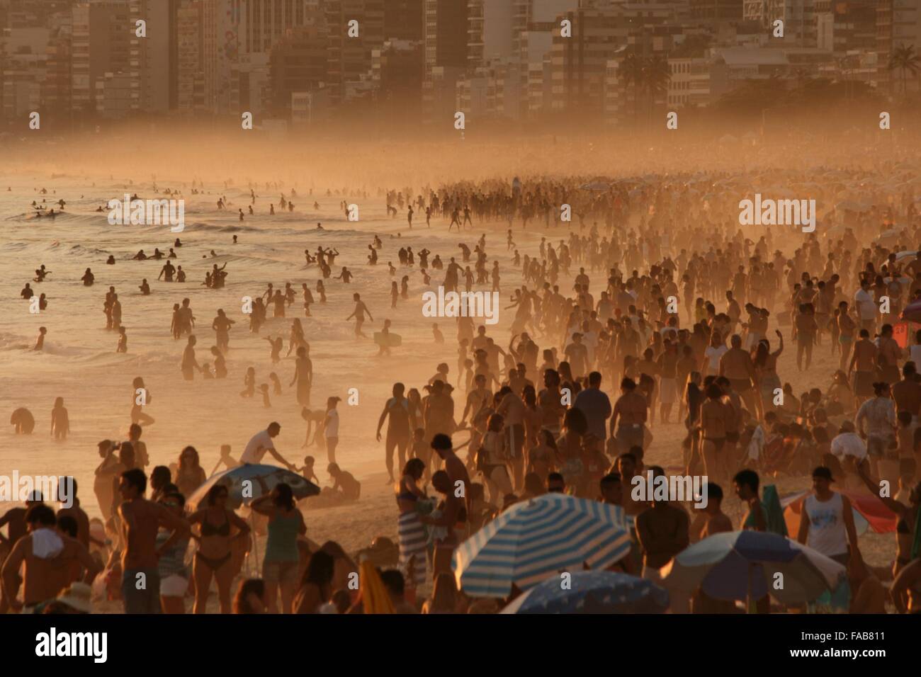 Rio de Janeiro, Brazil. 25th December, 2015. Weather in Rio: crowded beach on a hot Christmas ...