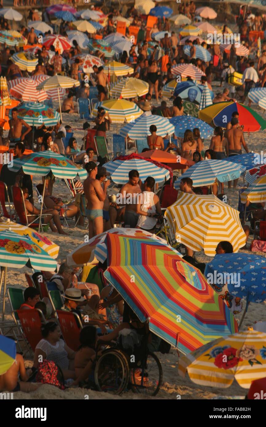 Rio de Janeiro, Brazil. 25th December, 2015. Weather in Rio: crowded beach on a hot Christmas ...