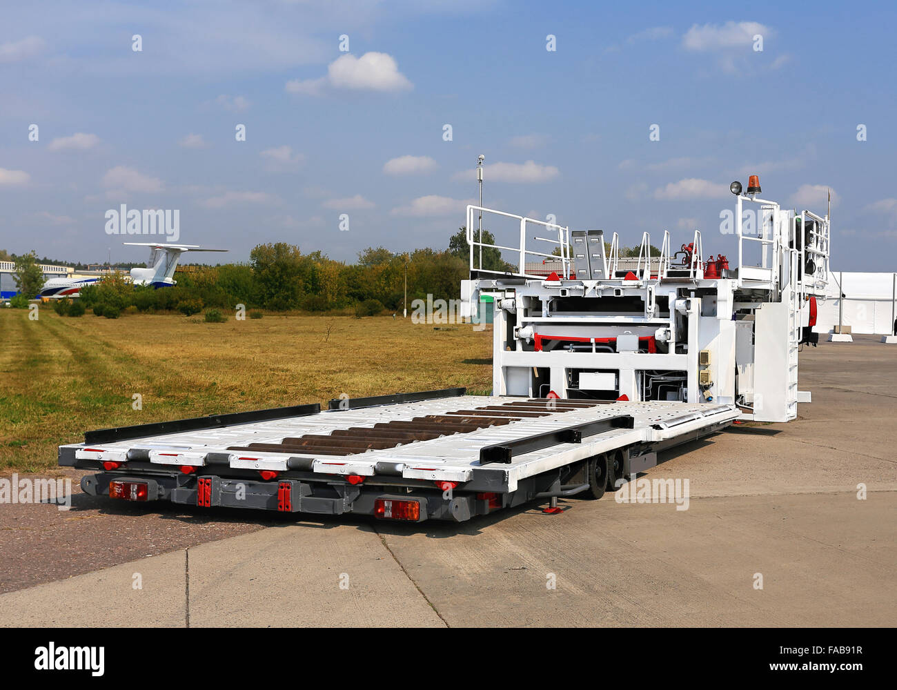 Airfield self-propelled platform for loading and unloading of aircraft ...