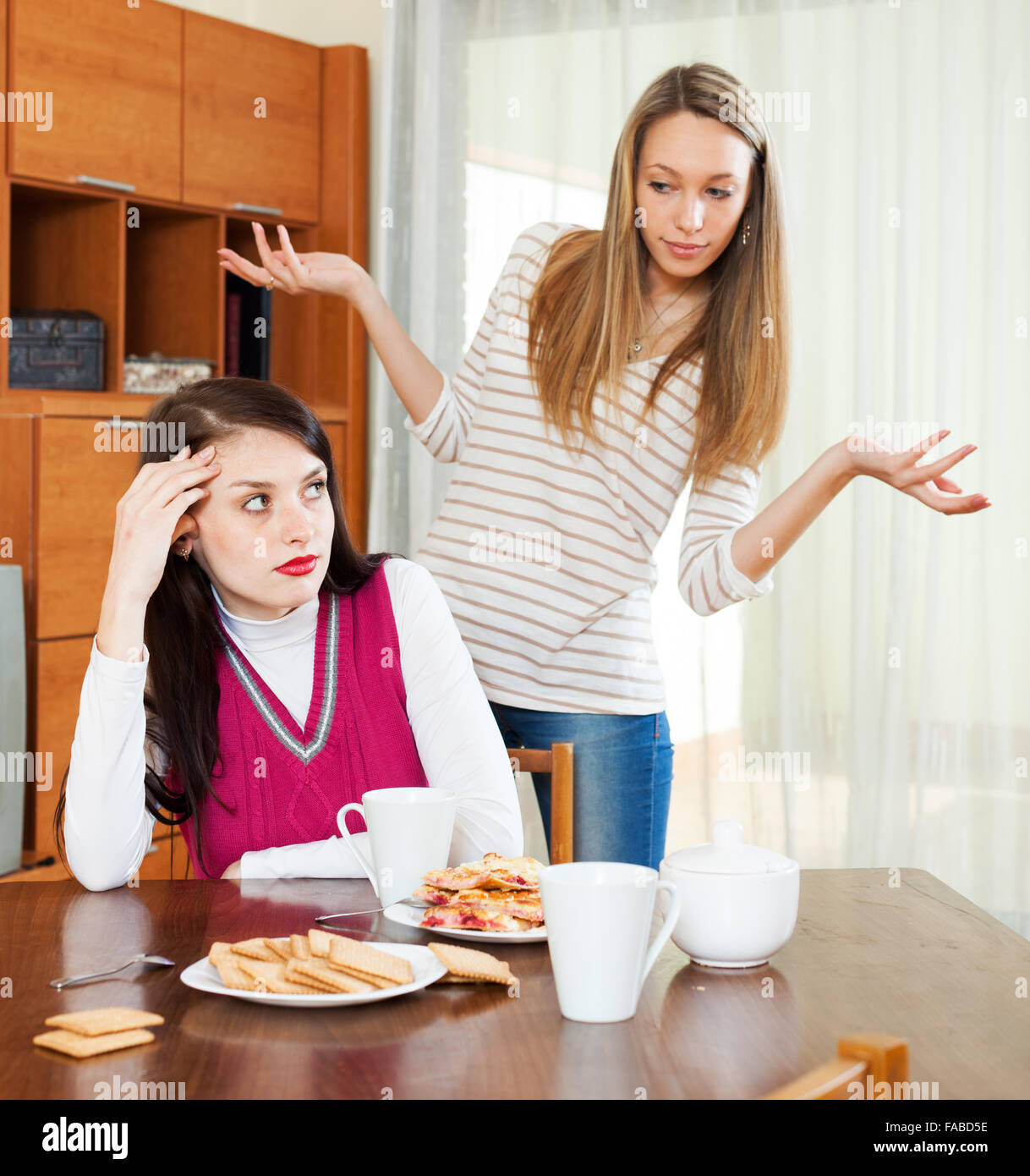 Two women arguing kitchen hi-res stock photography and images - Alamy