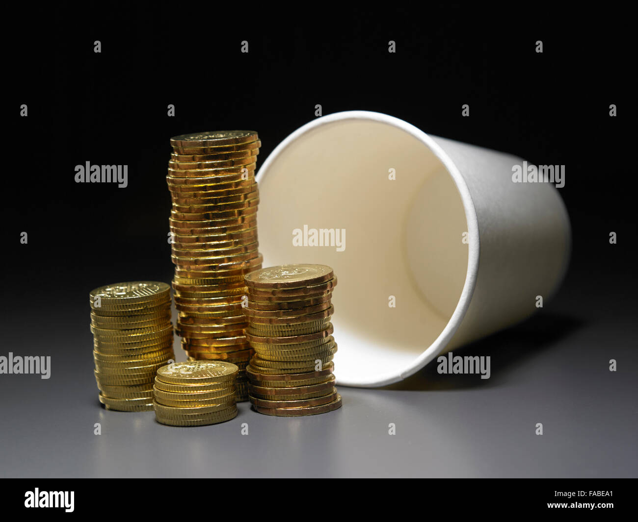 Finance gold cup icon hi-res stock photography and images - Alamy