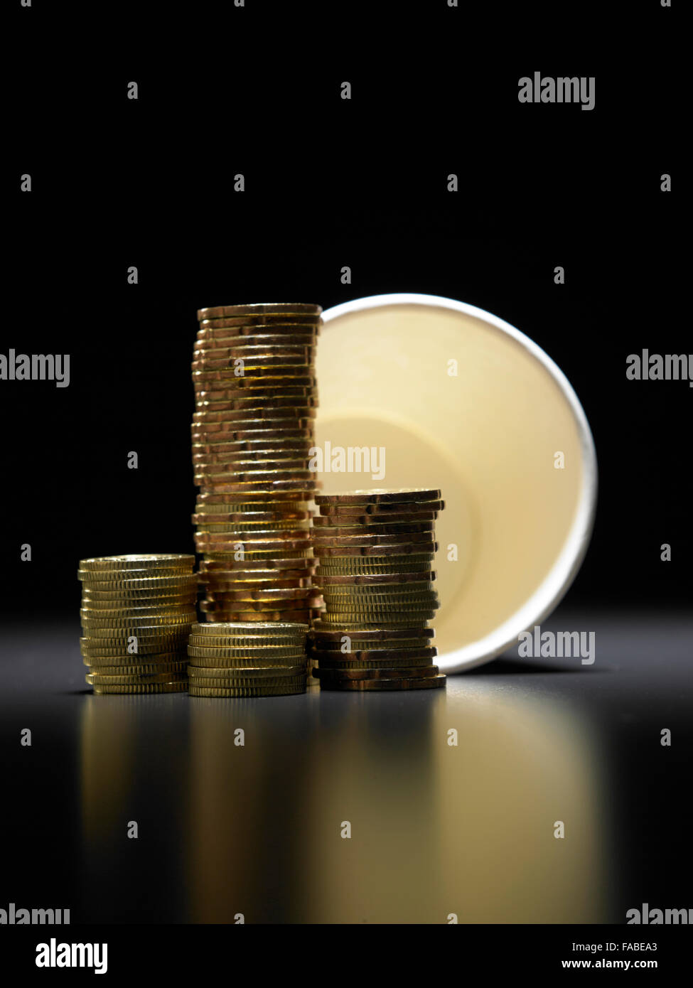 Finance gold cup icon hi-res stock photography and images - Alamy