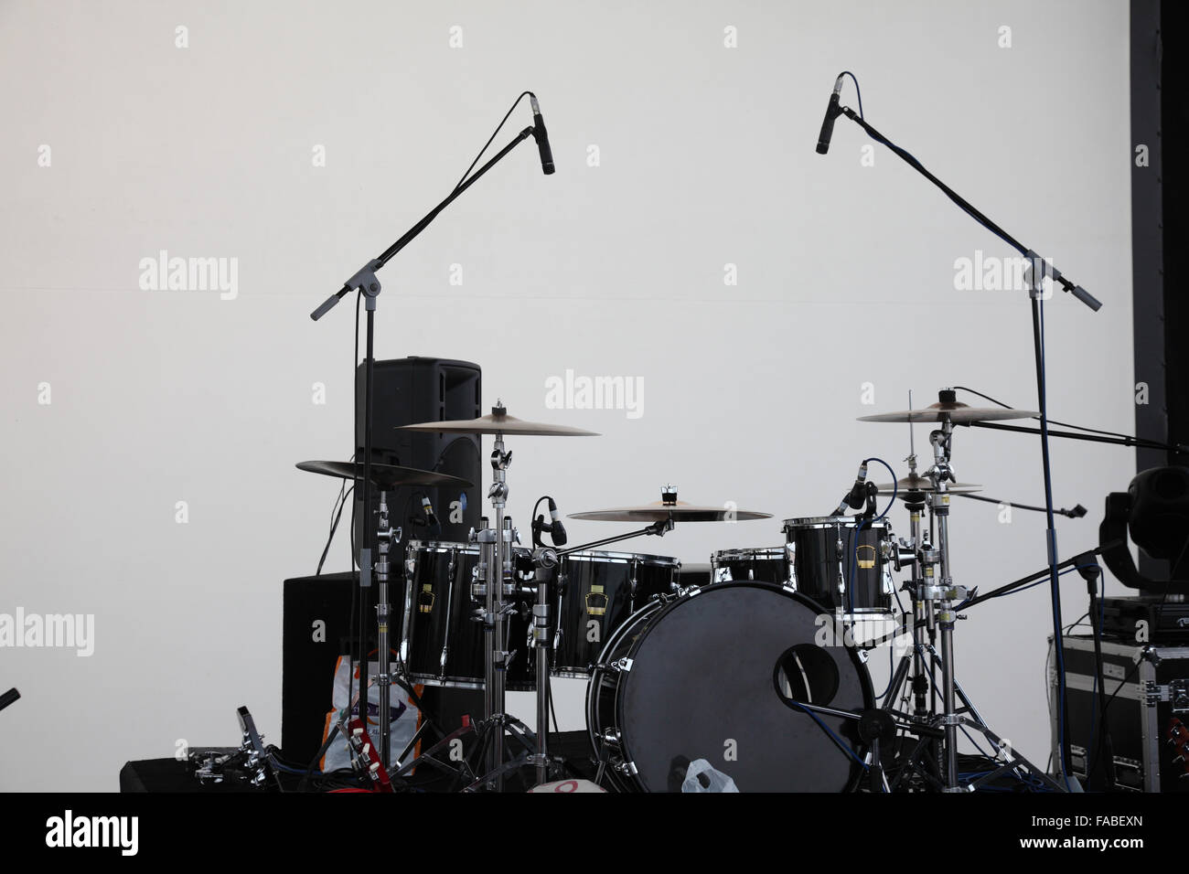 setting up drum st and microphone Stock Photo - Alamy
