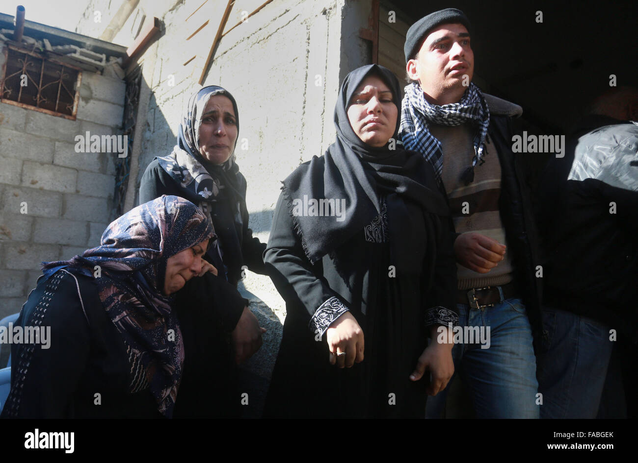 Gaza City, Gaza Strip, Palestinian Territory. 26th Dec, 2015. Relatives ...
